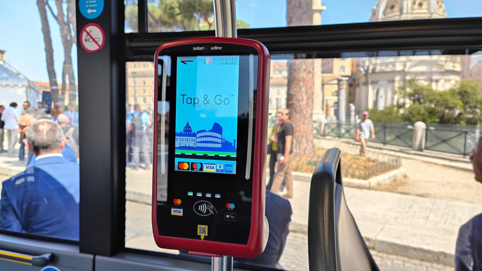 A Roma il biglietto si fa contactless sul bus: arriva il primo bus ATAC ...